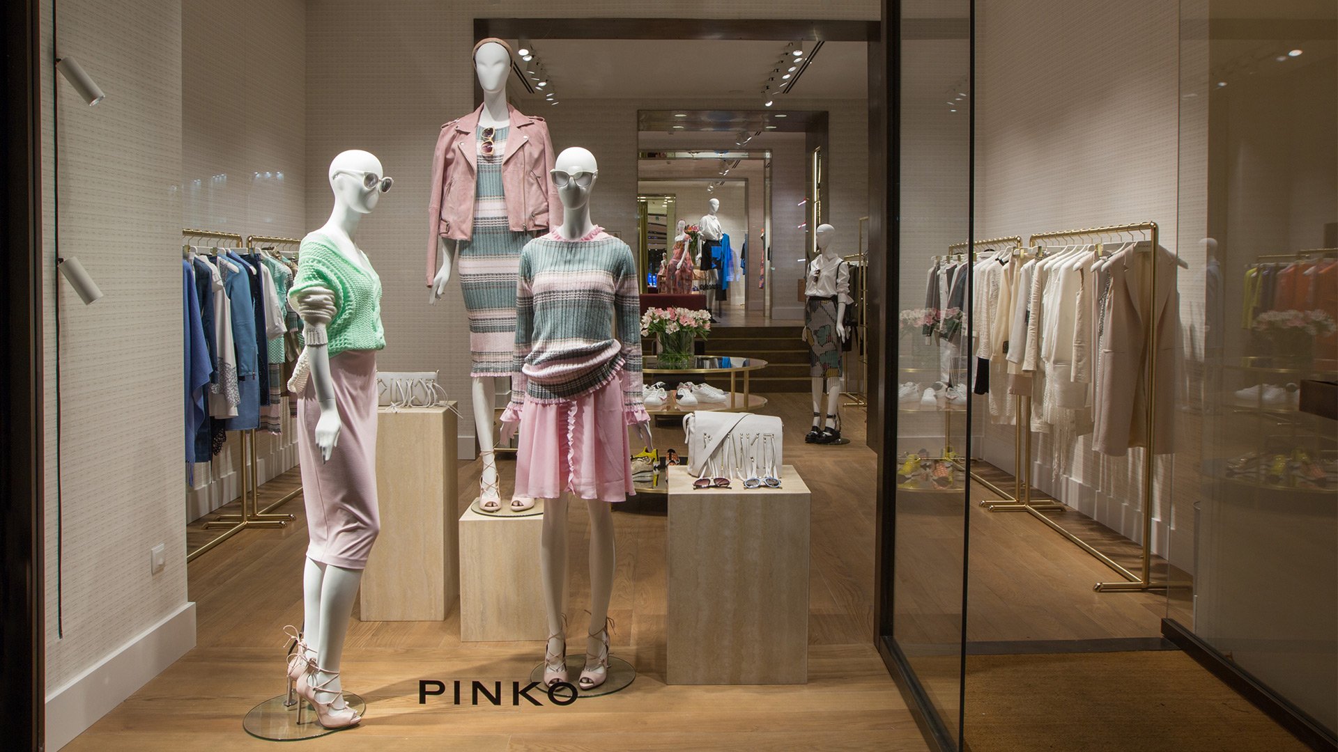 Iconic Clothes Showroom Design & Shop Display Furniture Design